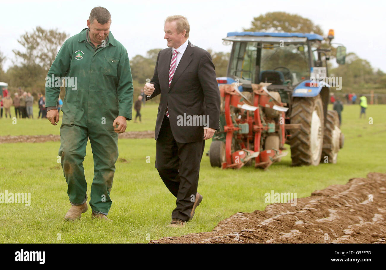 Taoiseach Enda Kenny meets Ploughman John Whelan during the National ...