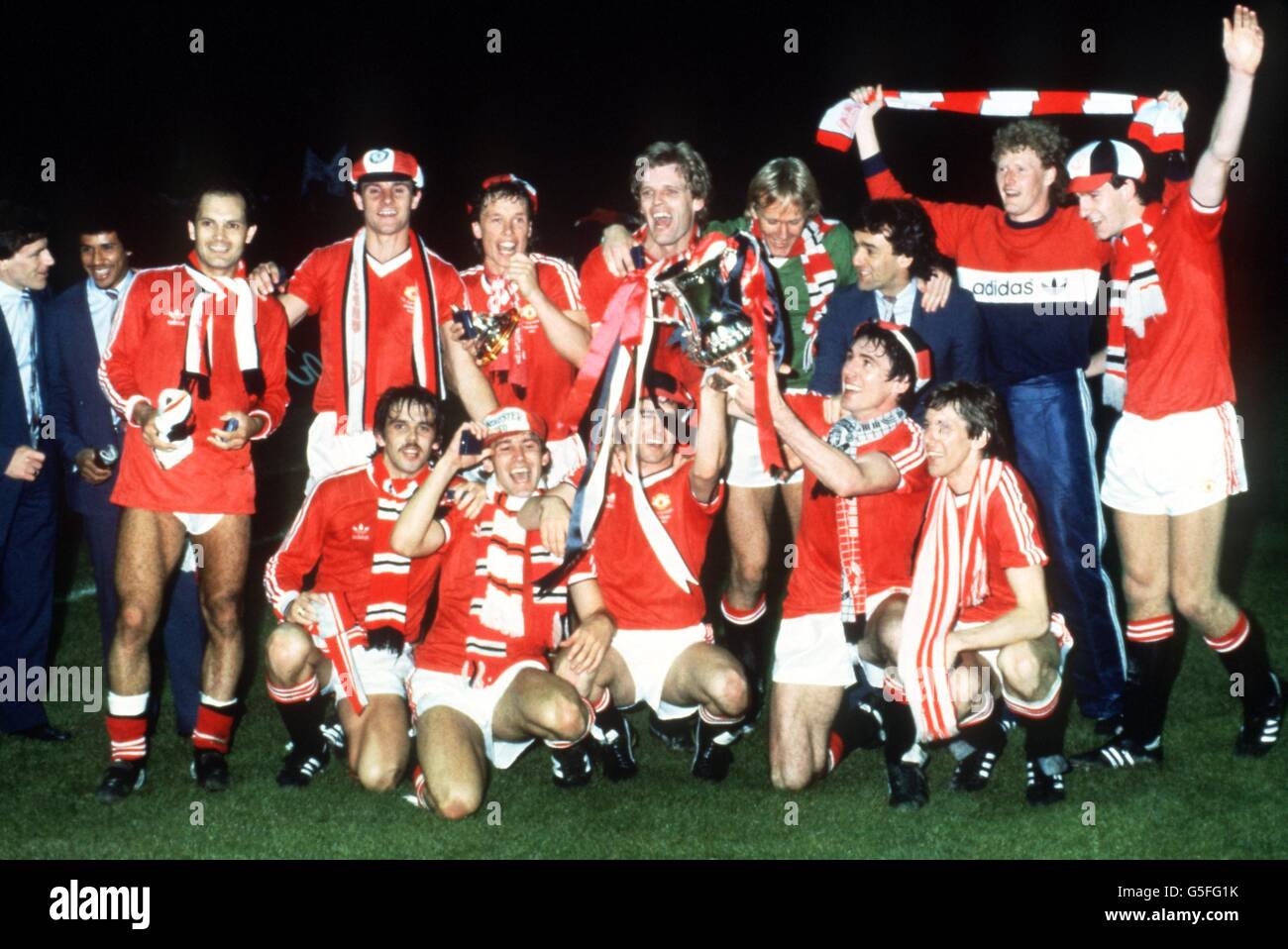 Celebration team group trophy football man utd la1980 hi-res stock ...