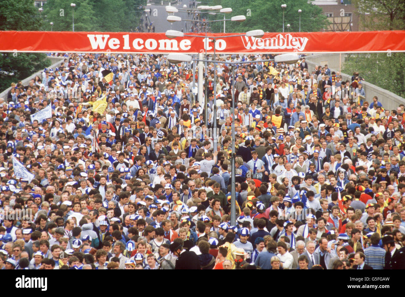 Football crowd busy banner la1980 facupfans hi-res stock photography ...