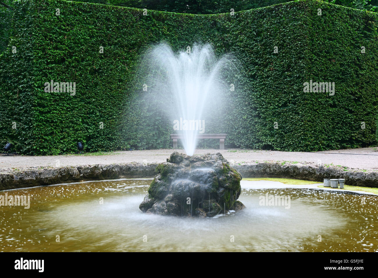 Small round fountain hi-res stock photography and images - Alamy