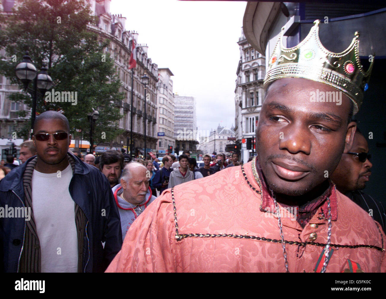 World Heavyweight Boxing Champion, Hasim Rahman walks into Leicester ...