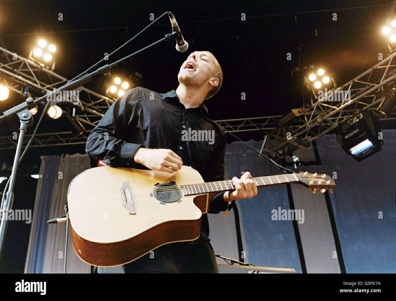 Chris martin lead singer pop group coldplay hi-res stock photography ...