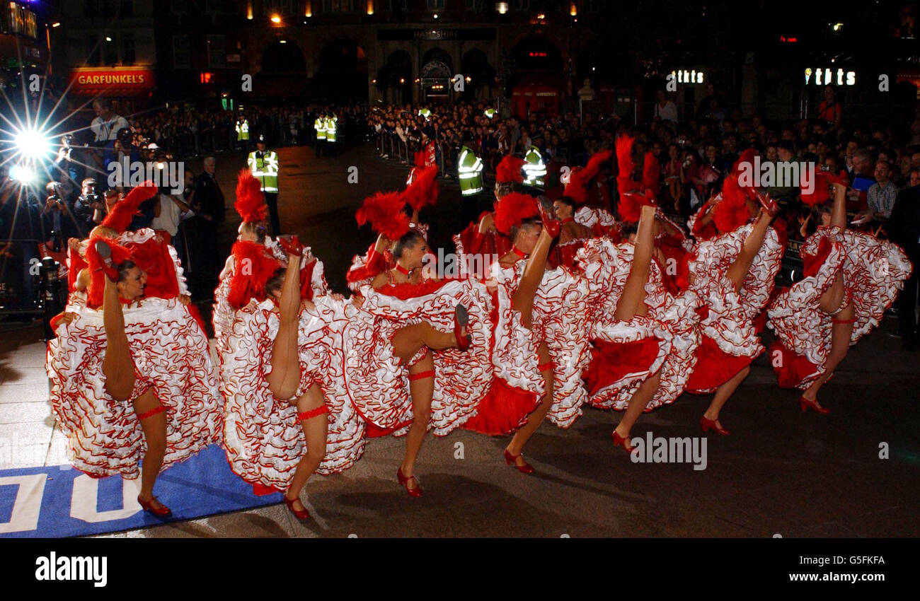 Can can dancers from the moulin rouge in paris hi-res stock photography ...