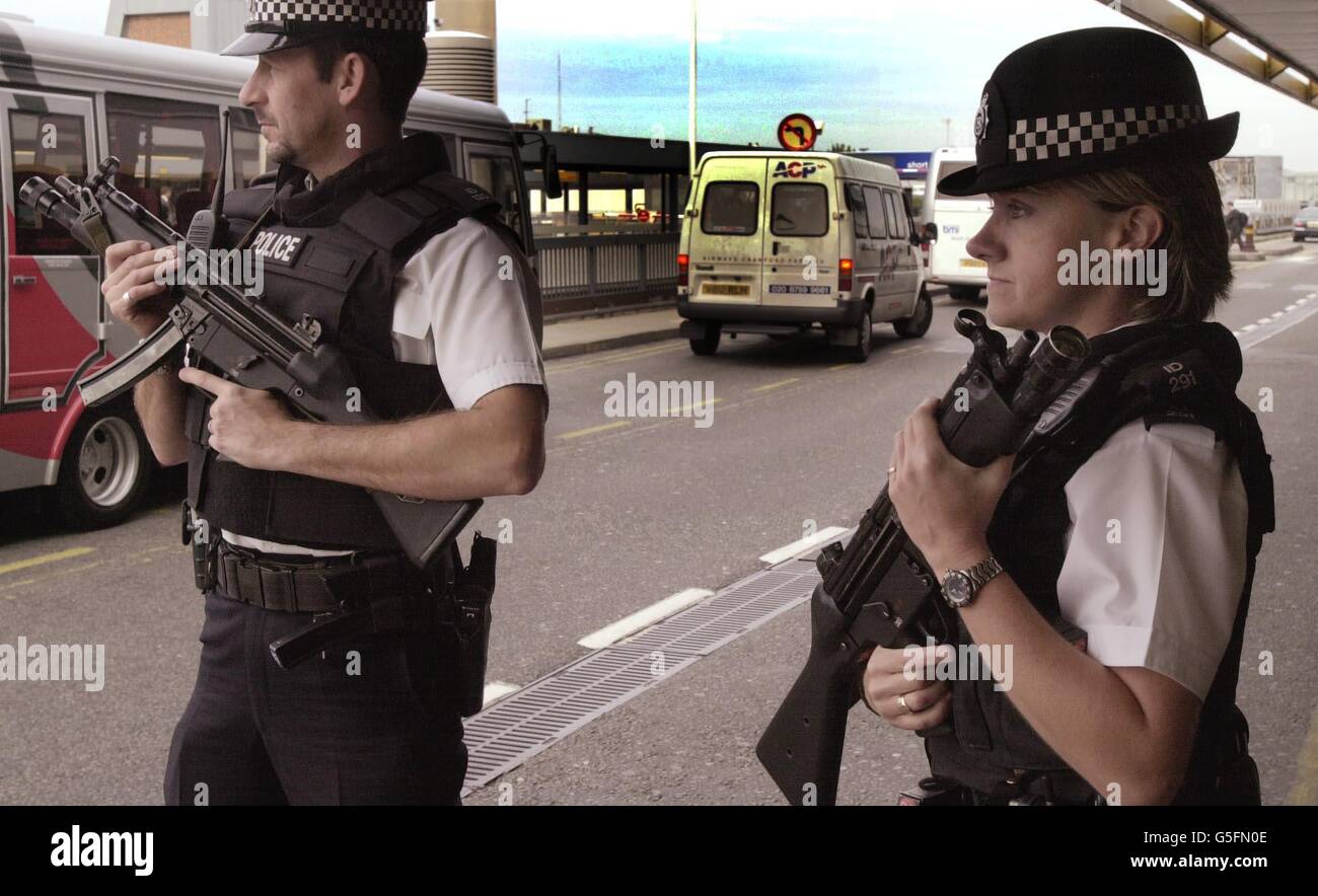 Armed police at heathrow airport hi-res stock photography and images ...