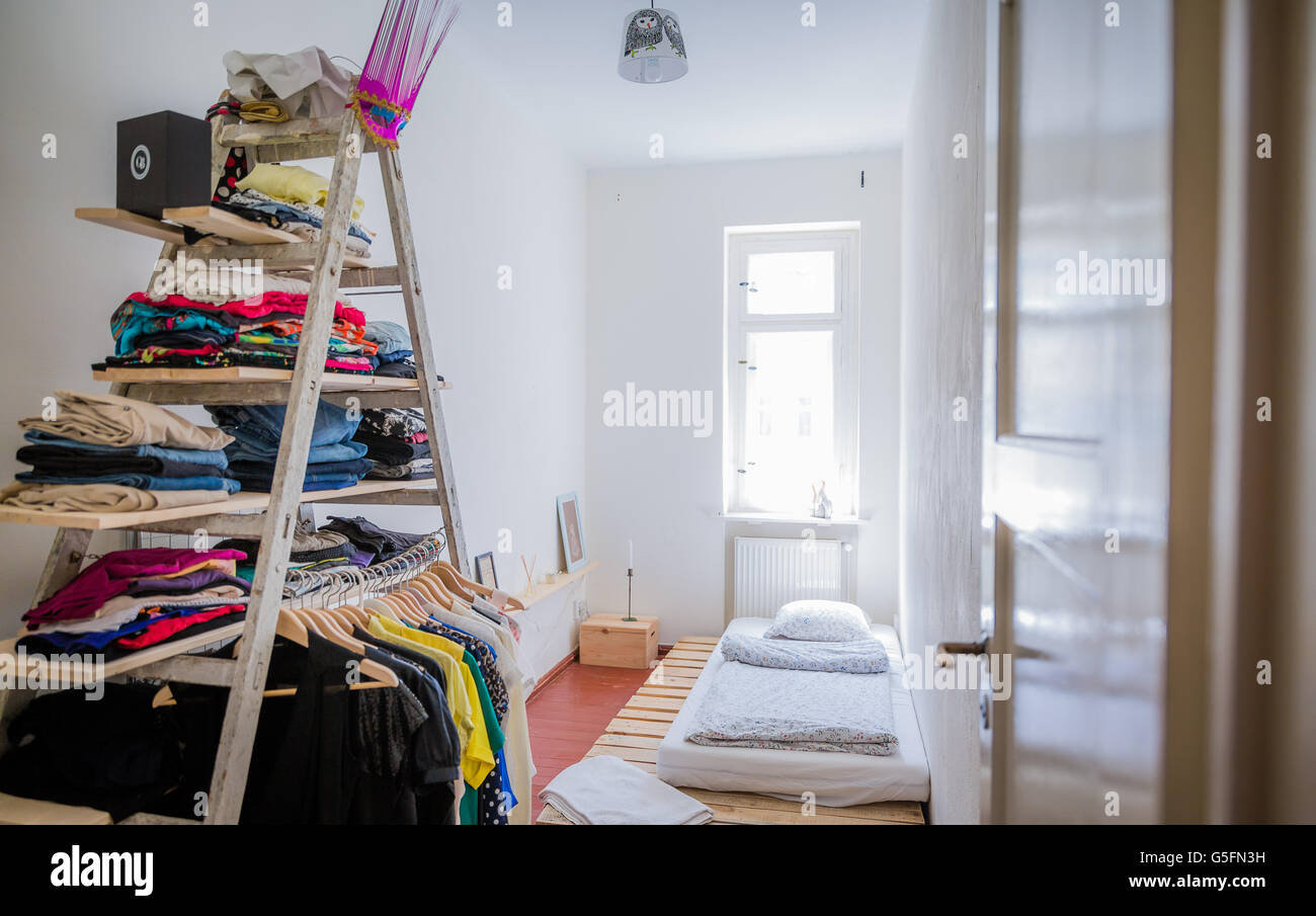 Improvised table hi-res stock photography and images - Alamy