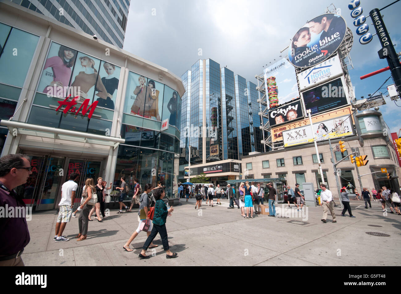 Toronto yonge dundas square hi-res stock photography and images - Alamy