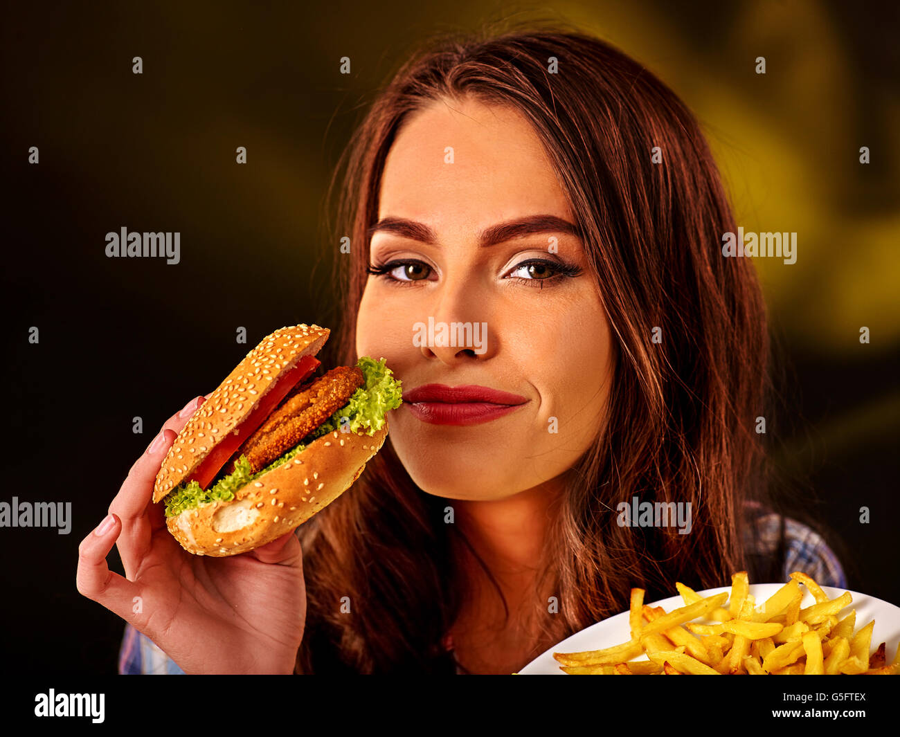 Fastfood girl woman hamburger hi-res stock photography and images - Alamy