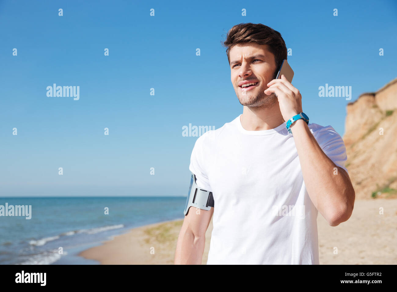 Mobile phone at the beach hi-res stock photography and images - Alamy