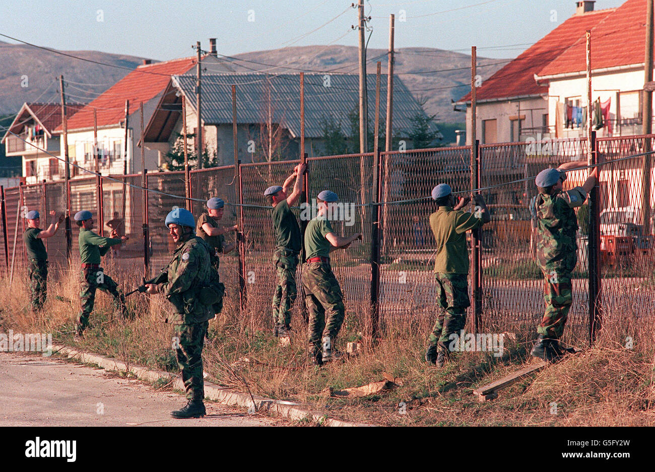 Croatia: British soldiers erect a perimeter fence at their base in ...