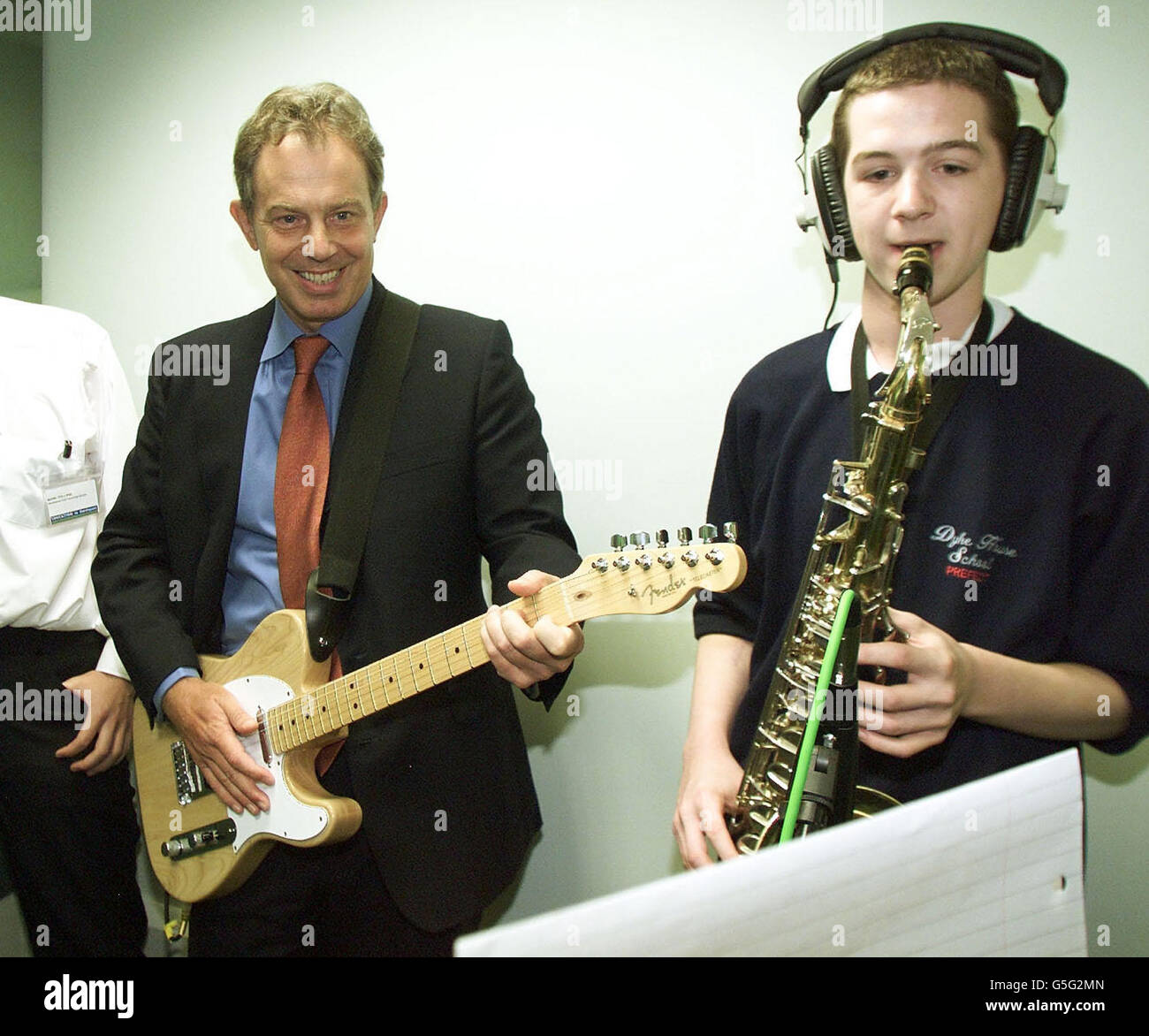 British Prime Minister Tony Blair (L) plays the guitar with pupil ...