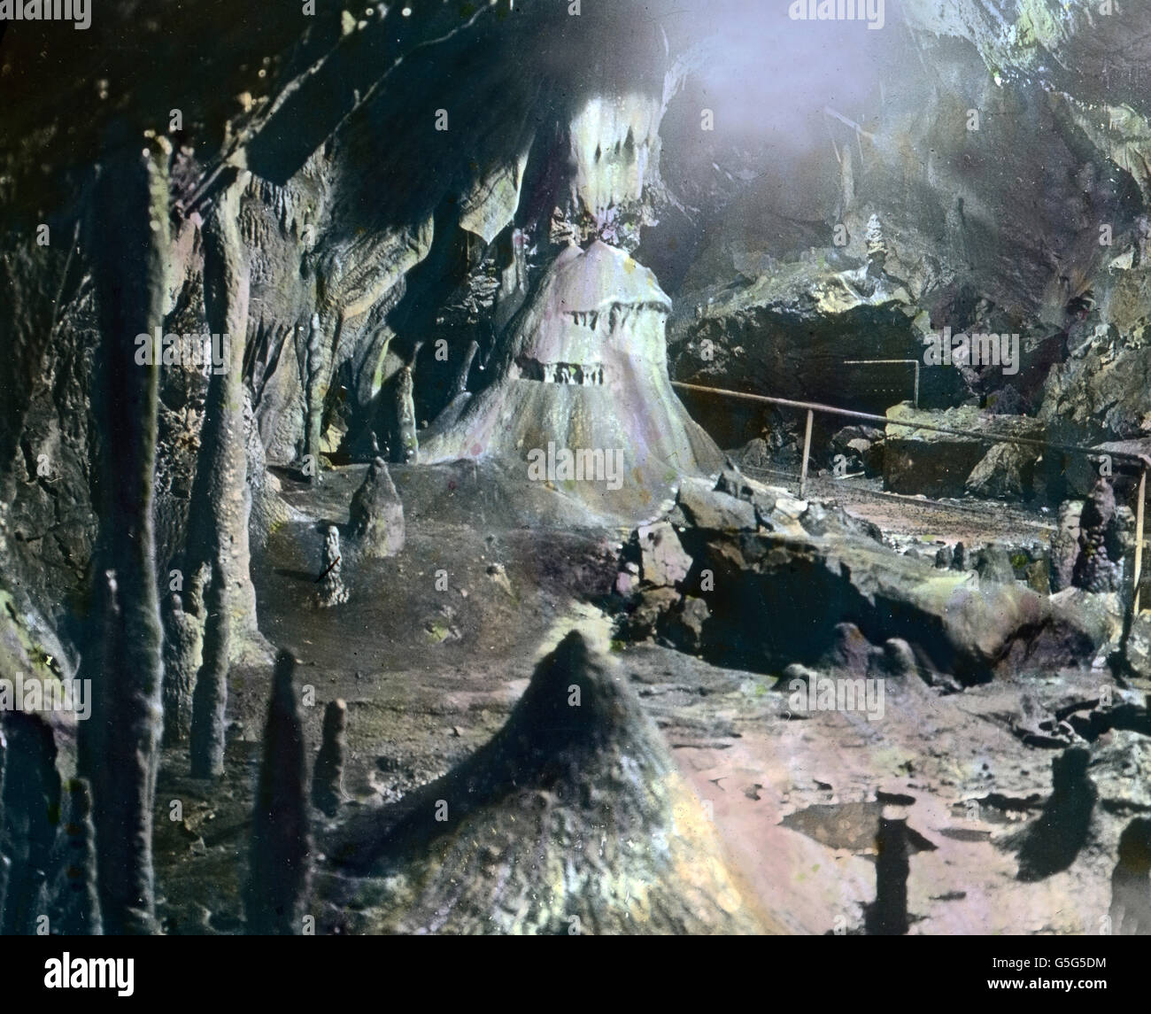 Die Hermannshöhle im Rübeland im Harz. The Hermann flowstone cave in ...
