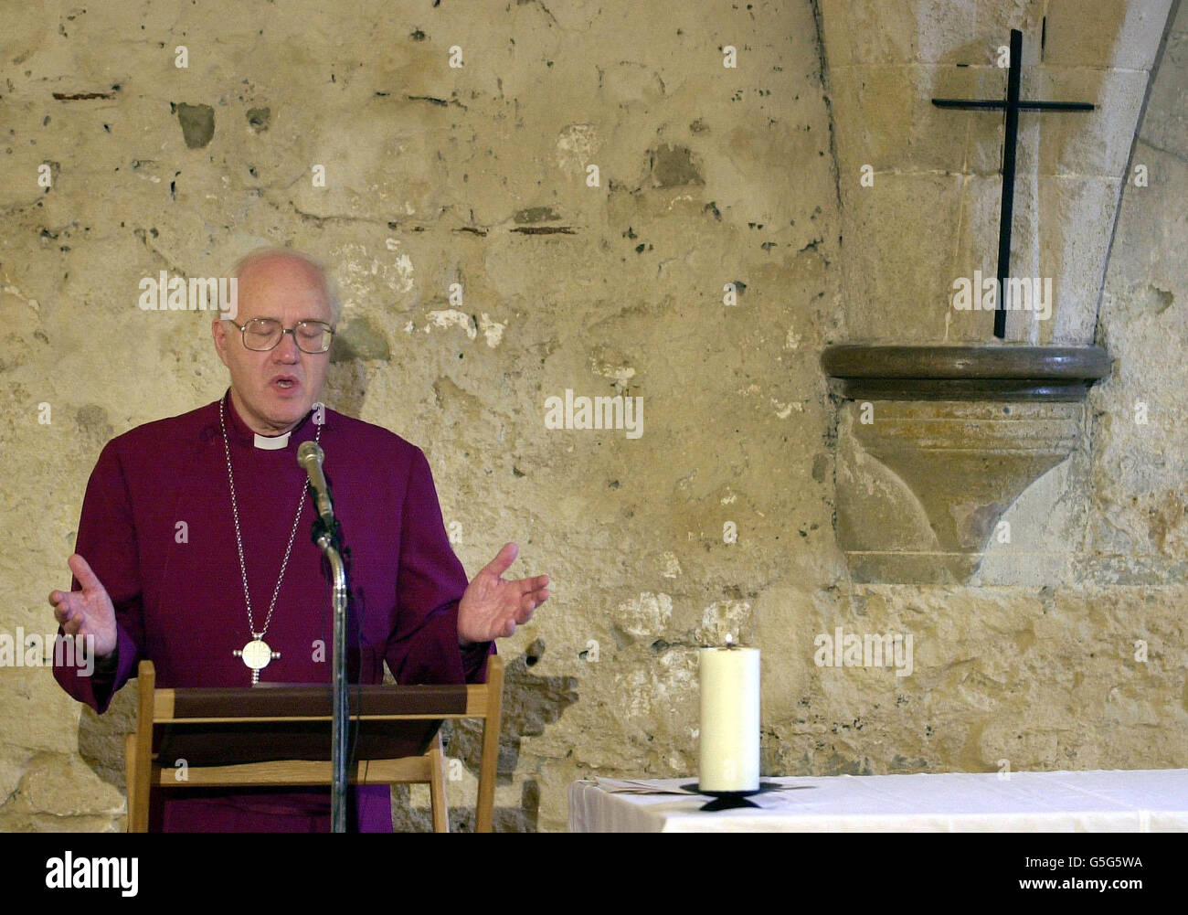 The Archbishop of Canterbury Dr George Carey, leads prayers for peace ...