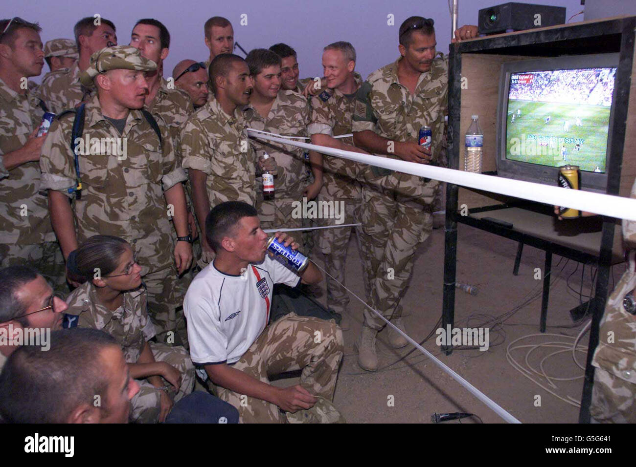 The British Army on Exercise in the desert of Oman watching the World ...