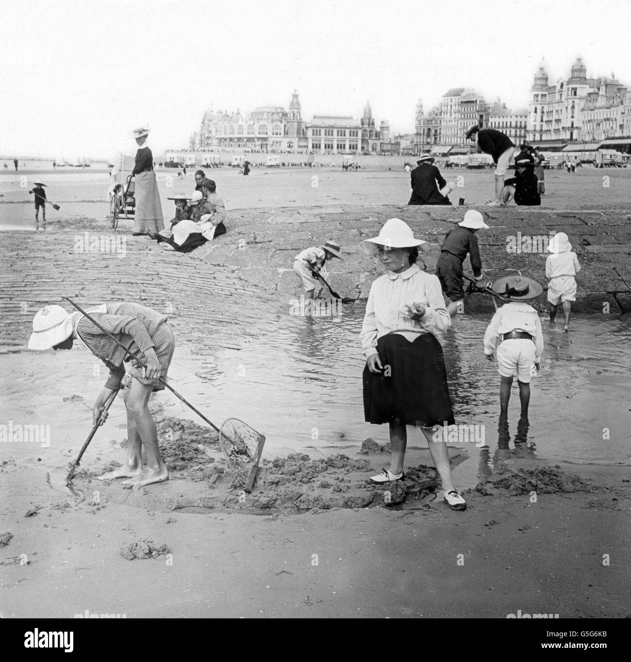 1920s beach fashion hi-res stock photography and images - Alamy