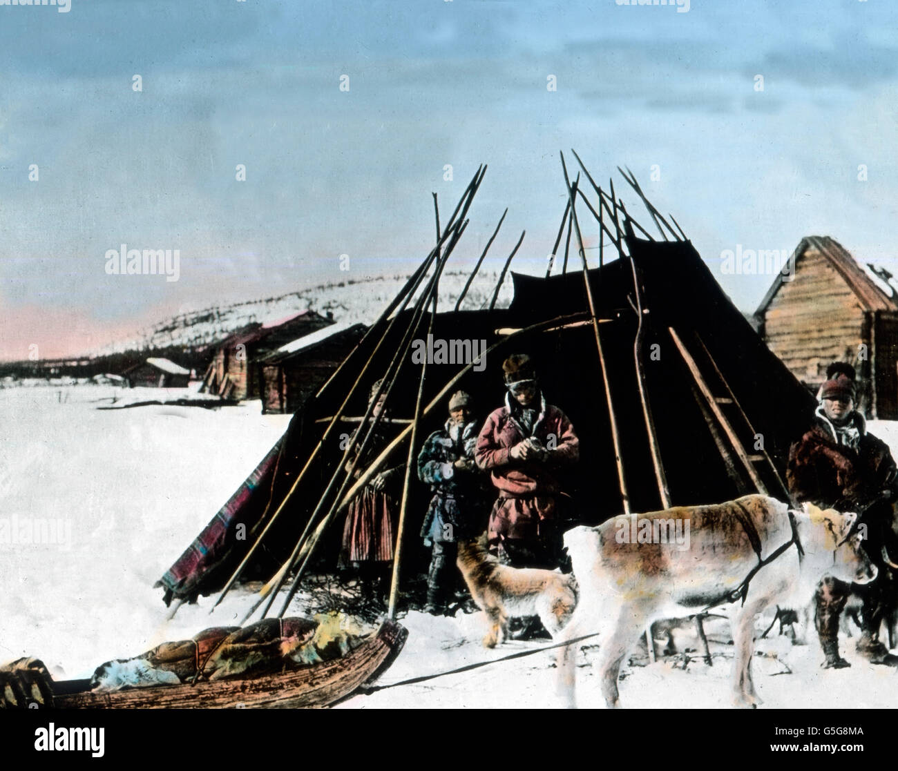 Lappenfamilie im Zelt. A family from Lapland in their tent. people ...