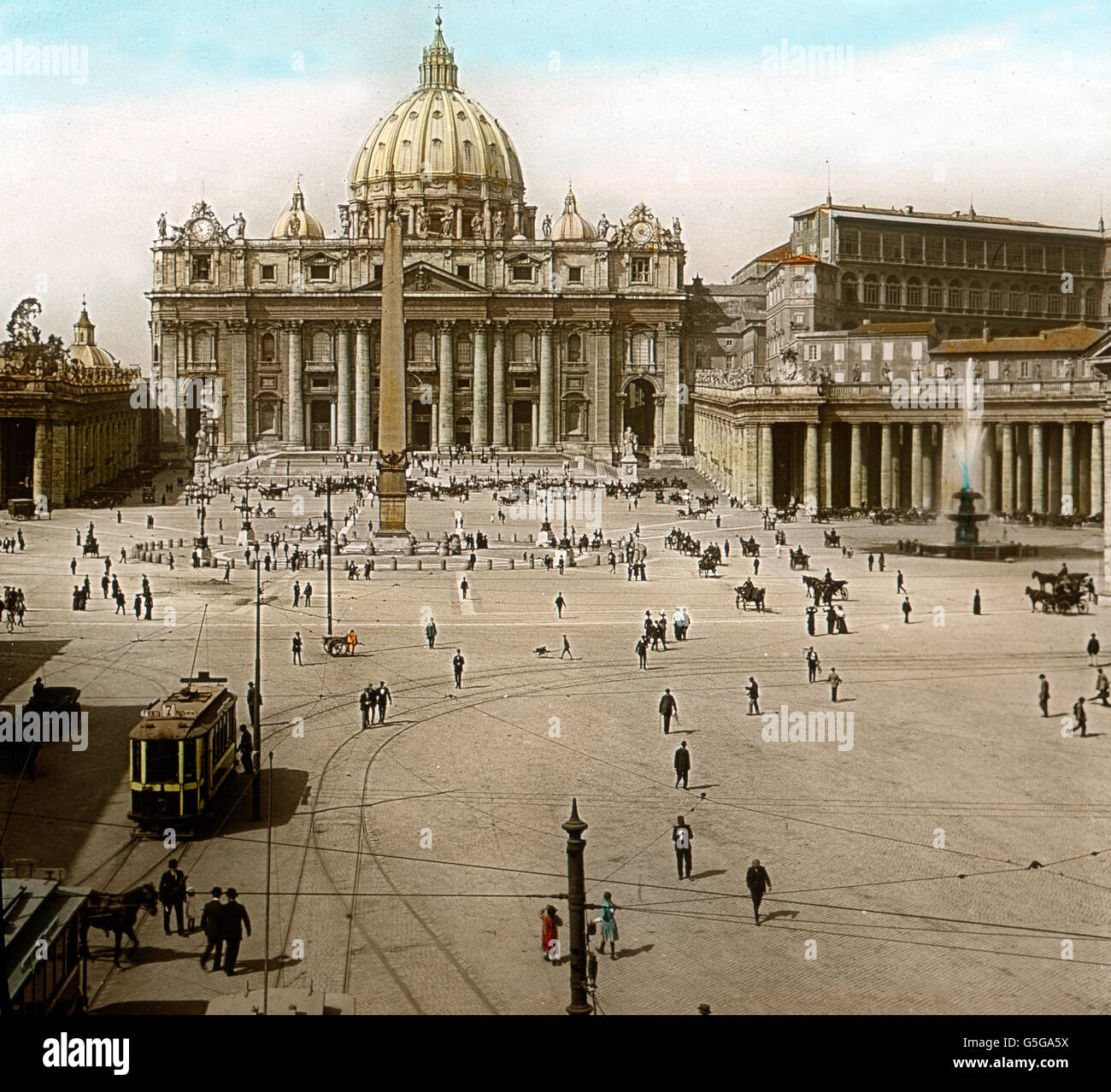 Petersplatz und petersdom hi-res stock photography and images - Alamy