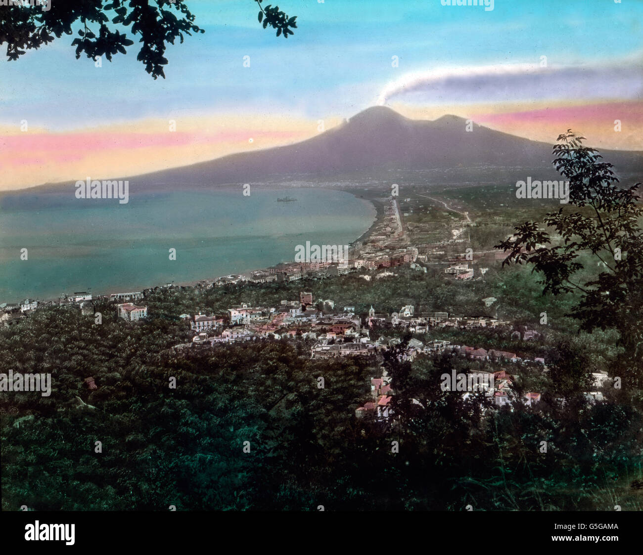 Neapel und der Vesuv. The city of Naples with Mount Vesuvius. landscape ...