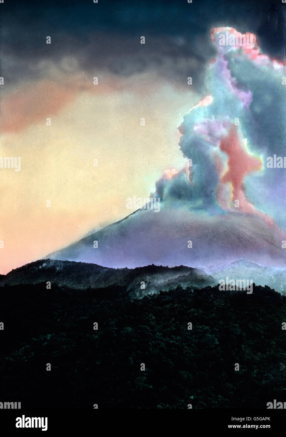 Flüssig glühende Masse. Floatin glowing lava. mountain, volcano ...