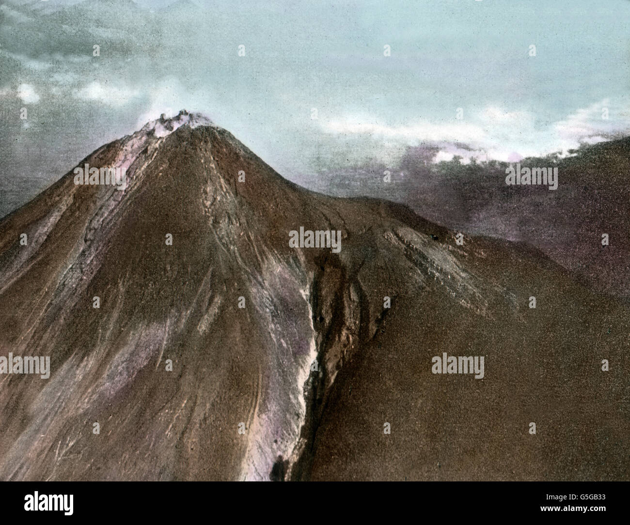 Der Vulkan Merapi auf Java. Mount Merapi volcano on Java island ...
