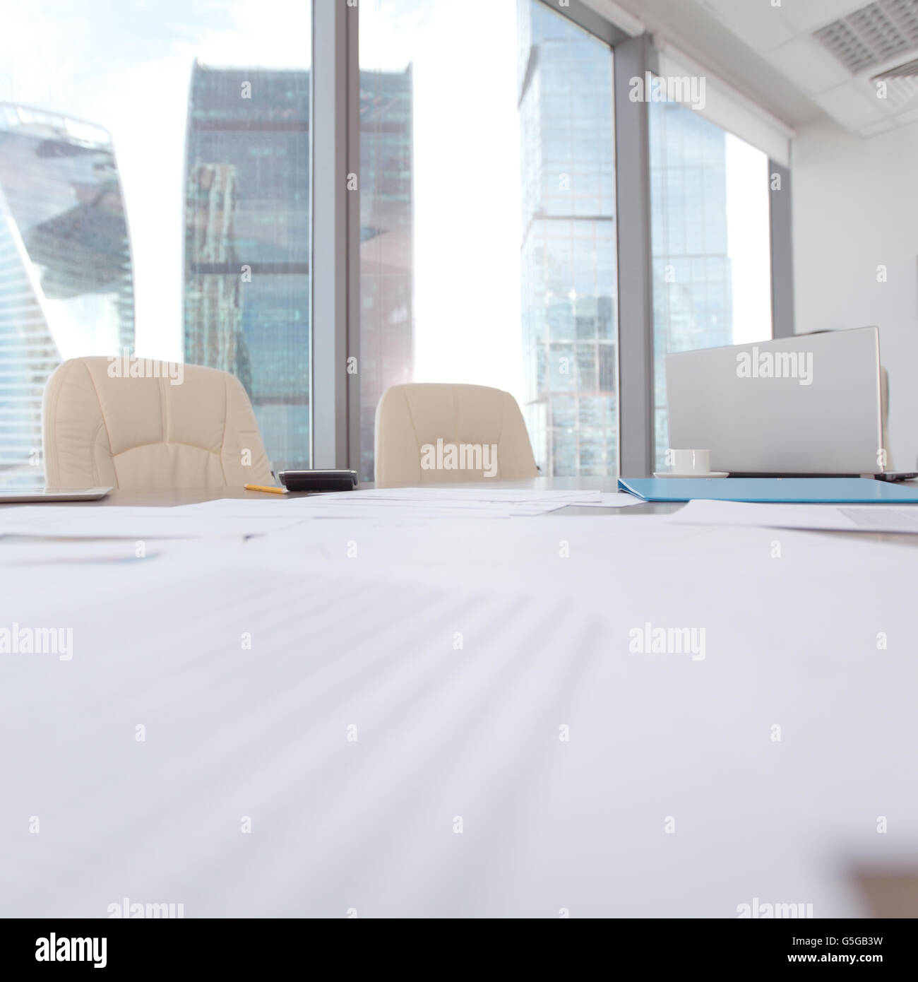 Office skyscraper view desk hi-res stock photography and images - Alamy