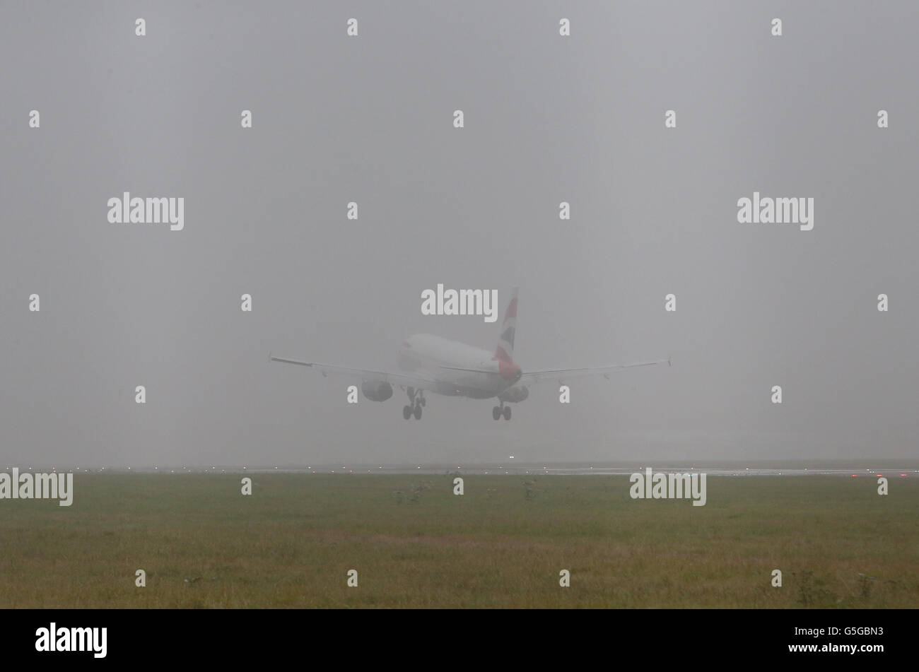 Fog today heathrow airport hi-res stock photography and images - Alamy