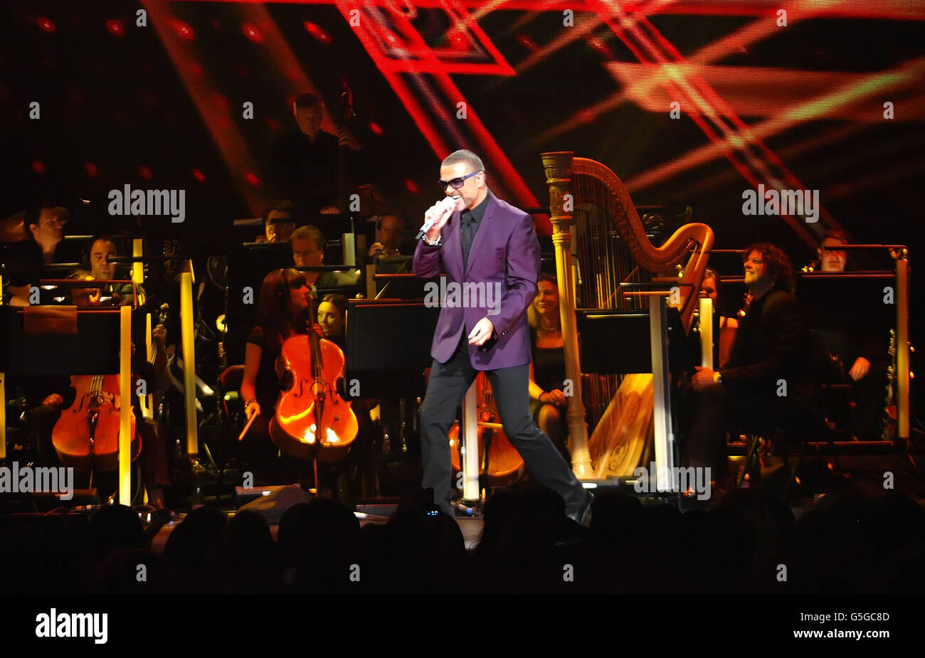 George michael in concert royal albert hall hi-res stock photography ...