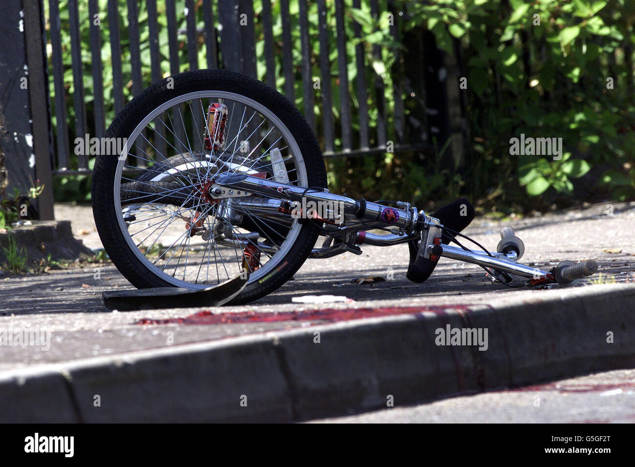 Bicycle lies by the side of road in belfast hi-res stock photography ...