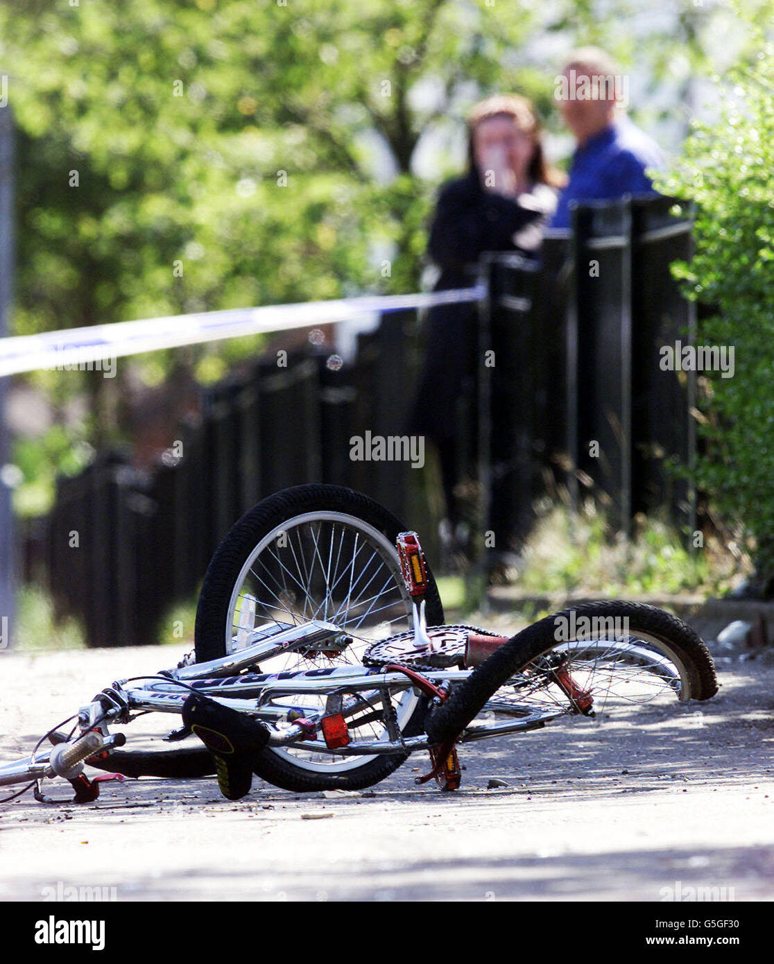 Bicycle lies by the side of road in belfast hi-res stock photography ...
