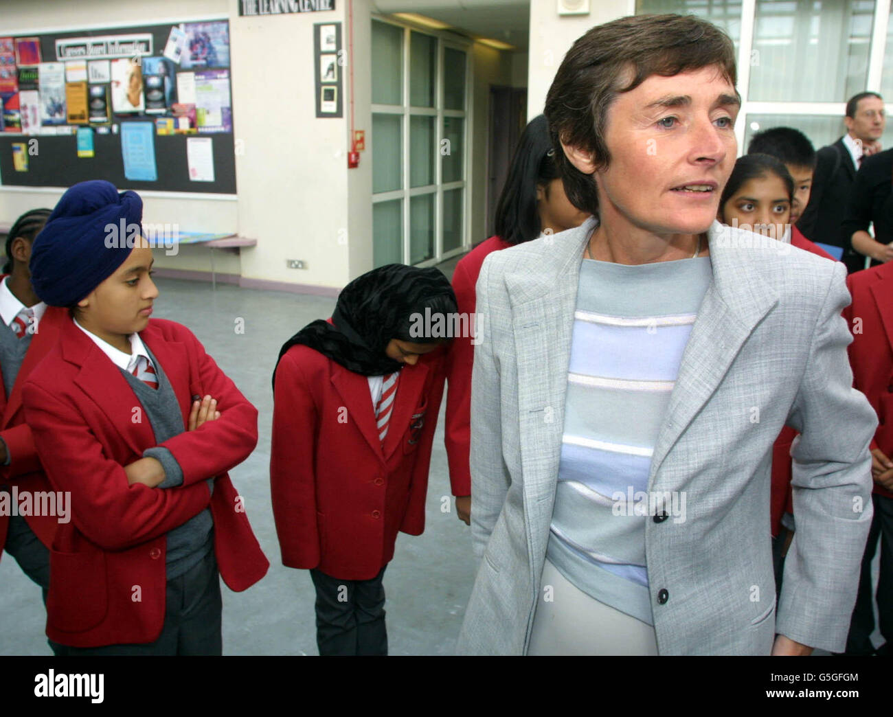 Education and Skills Secretary Estelle Morris with school children from ...