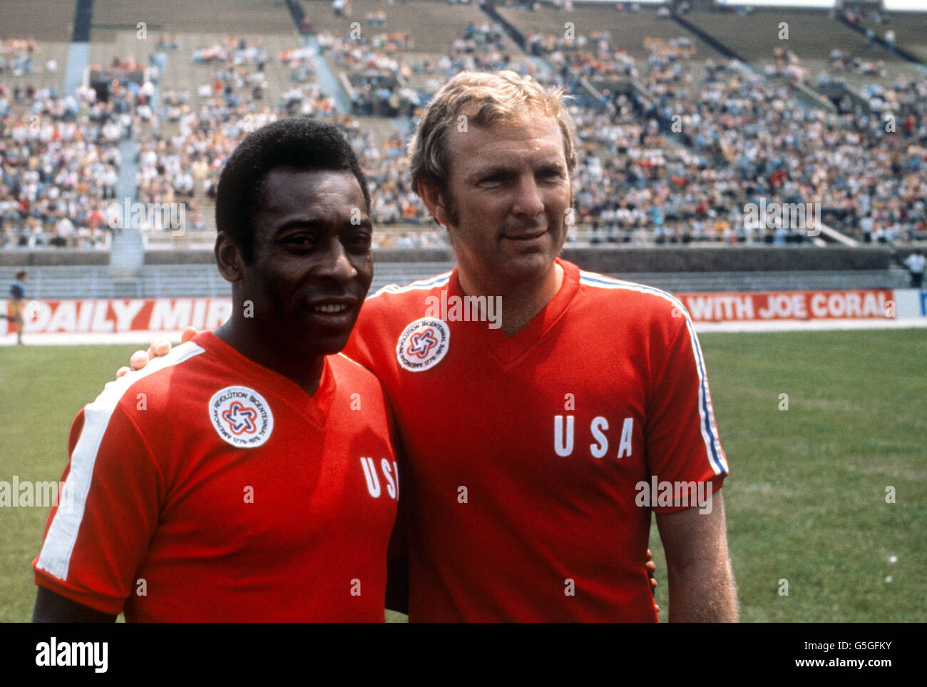 ENGLISH SOCCER. L-R; PELE, BOBBY MOORE [USA] Stock Photo - Alamy