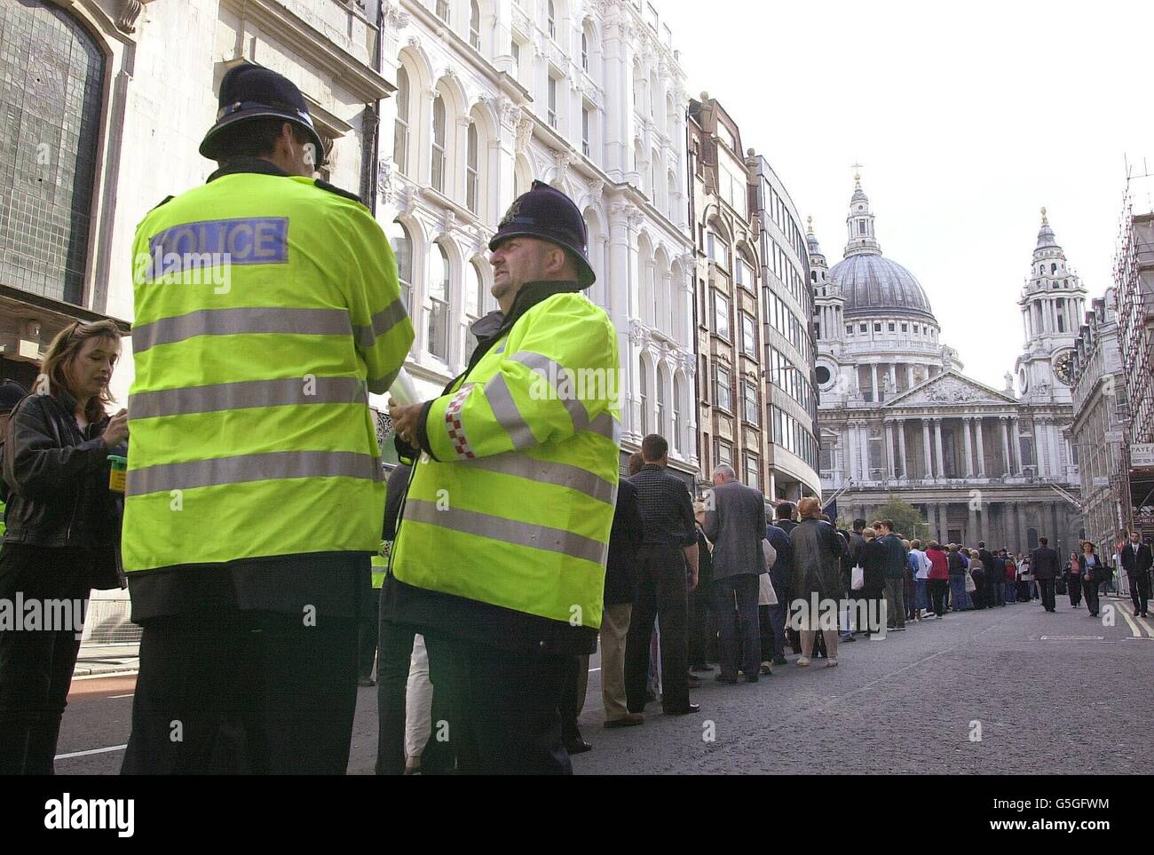 Police queues security world trade centre center hi-res stock ...