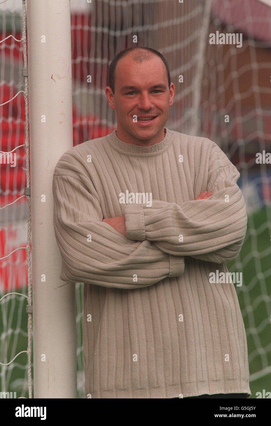 SOCCER. STEVE STONE, NOTTINGHAM FOREST & ENGLAND PLAYER Stock Photo - Alamy