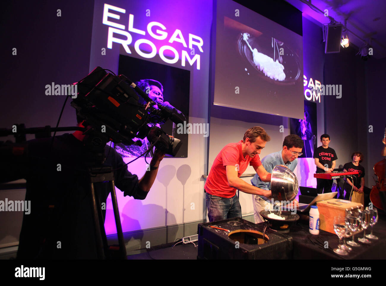 Science presenters hi-res stock photography and images - Alamy