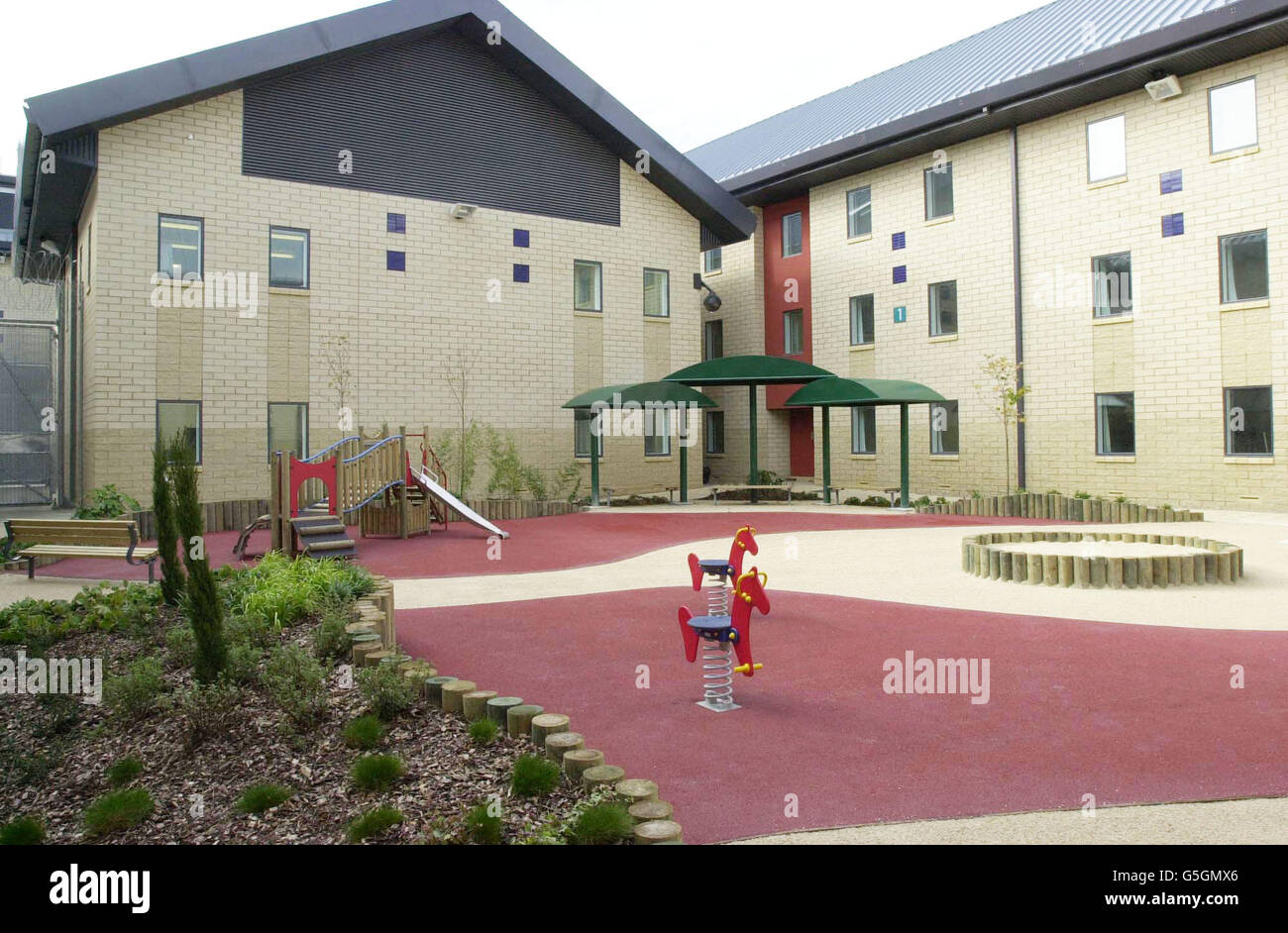 Harmondsworth centre asylum seekers hi-res stock photography and images ...