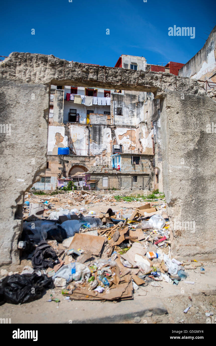 Derelict housing, Havana, Cuba Stock Photo - Alamy