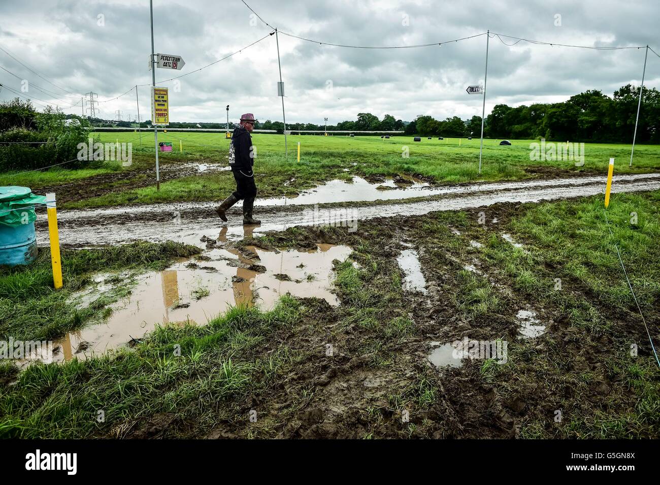 People arrive and park in muddy and waterlogged fields at Glastonbury ...