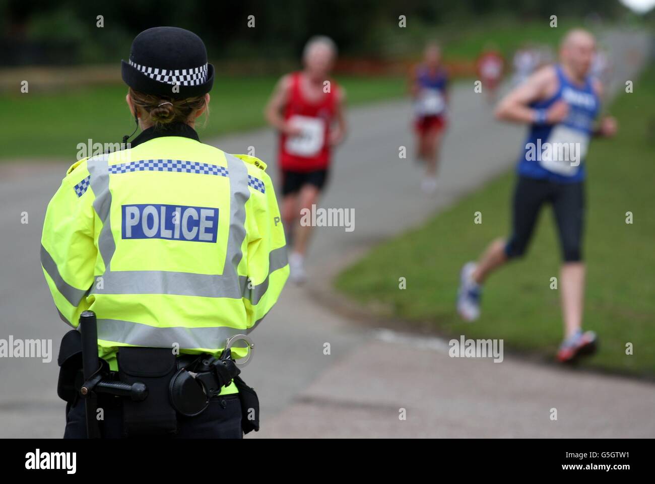 Police charity run. A WPC watches as runners take part in the COPS ...