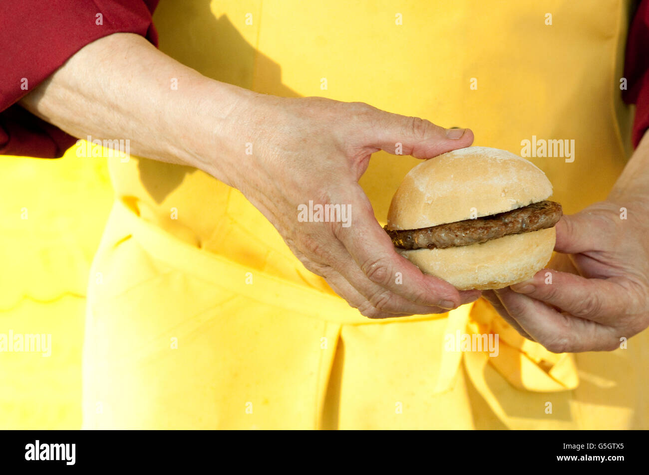 Hands holding food italy hi-res stock photography and images - Alamy