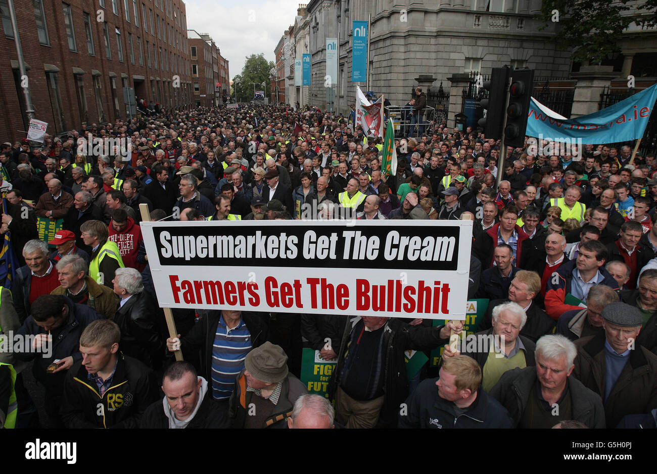 Farmers fighting hi-res stock photography and images - Alamy