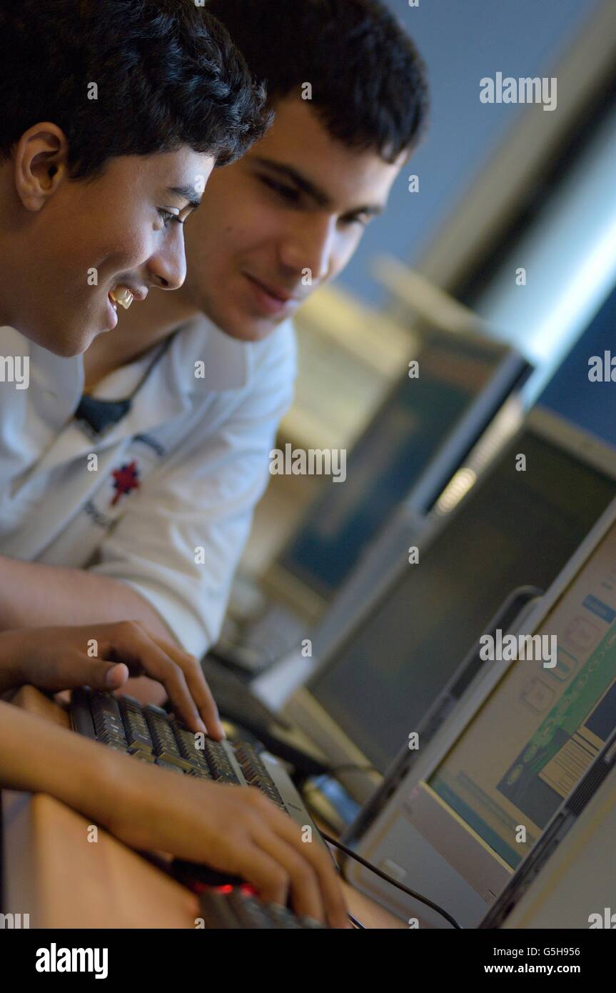 Computer lab teenagers hi-res stock photography and images - Alamy