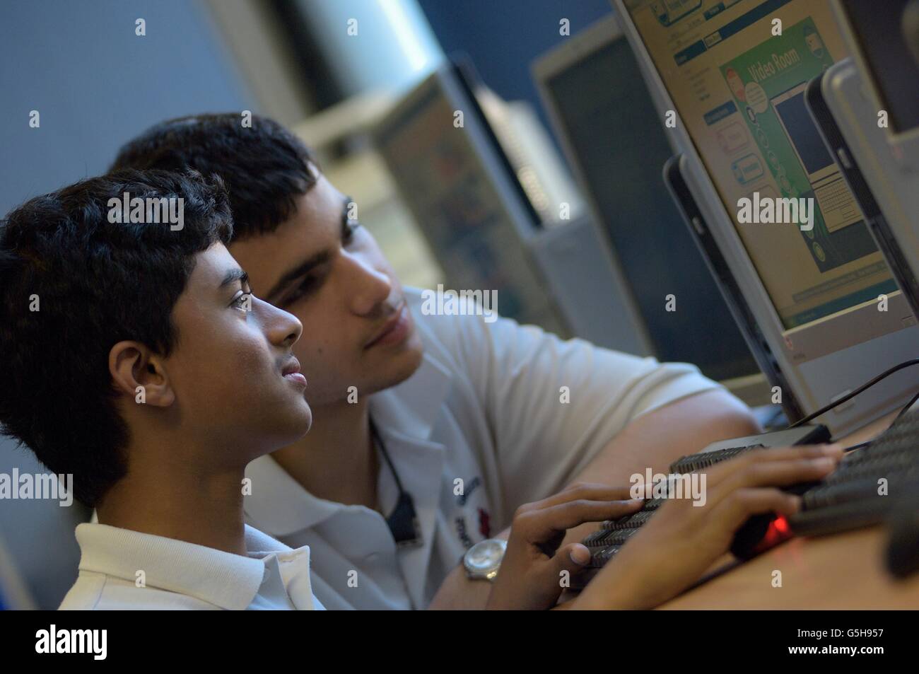 Computer lab teenagers hi-res stock photography and images - Alamy