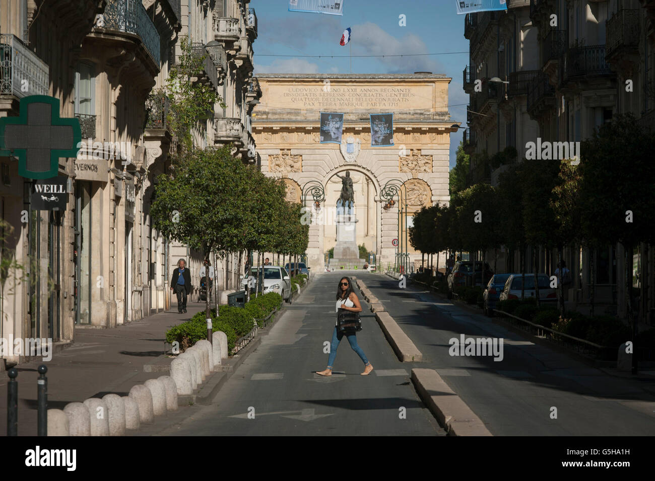 Local lady crosses Rue Foch in front of the 17th century Arc de ...
