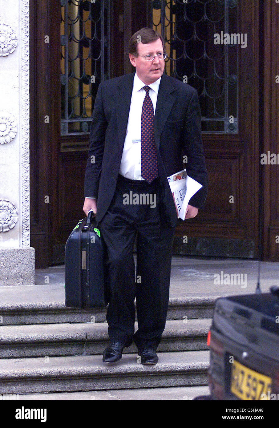 David trimble ira decommissioning weapons hi-res stock photography and ...