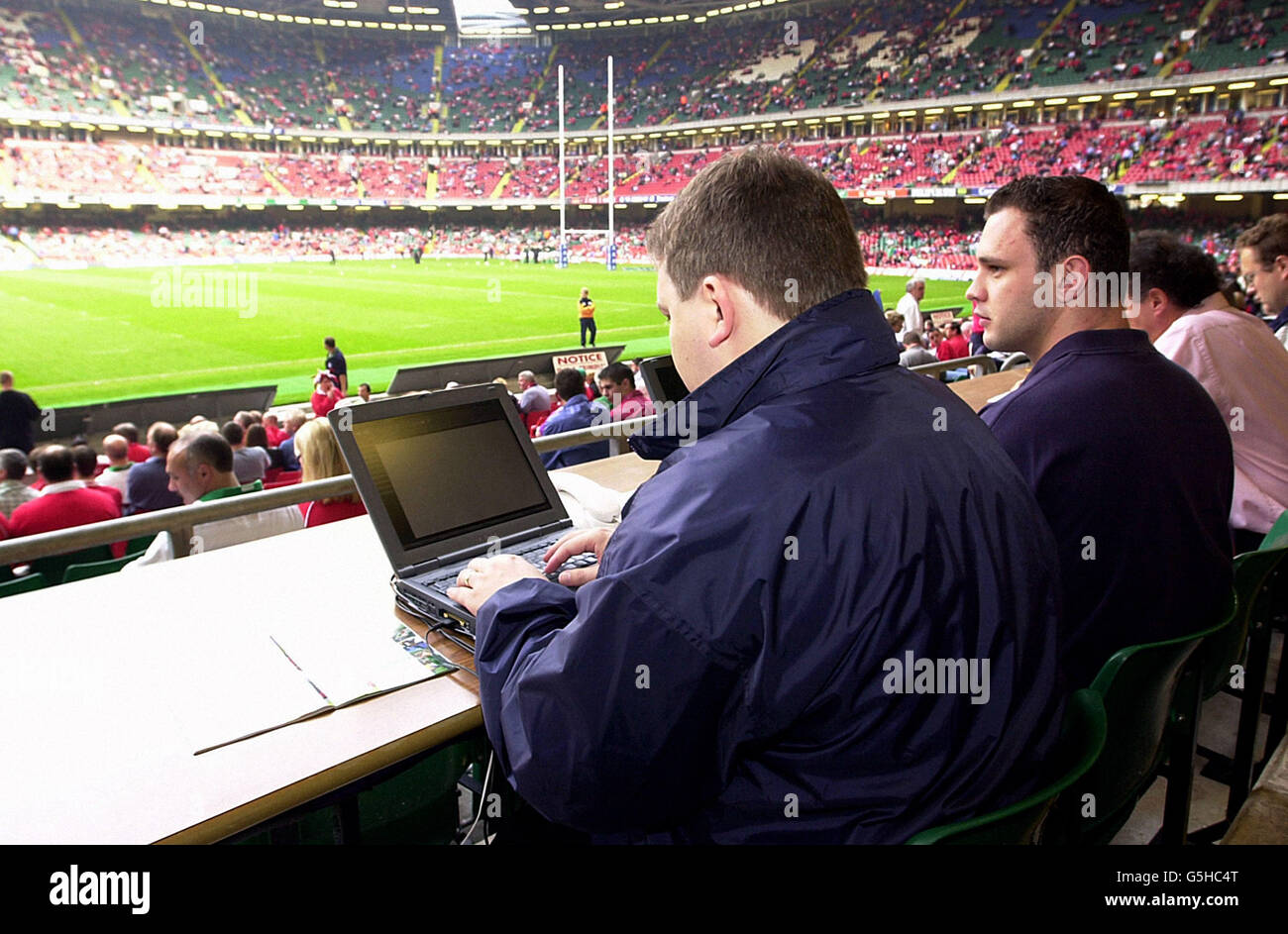 Sports reporters in stadium hi-res stock photography and images - Alamy