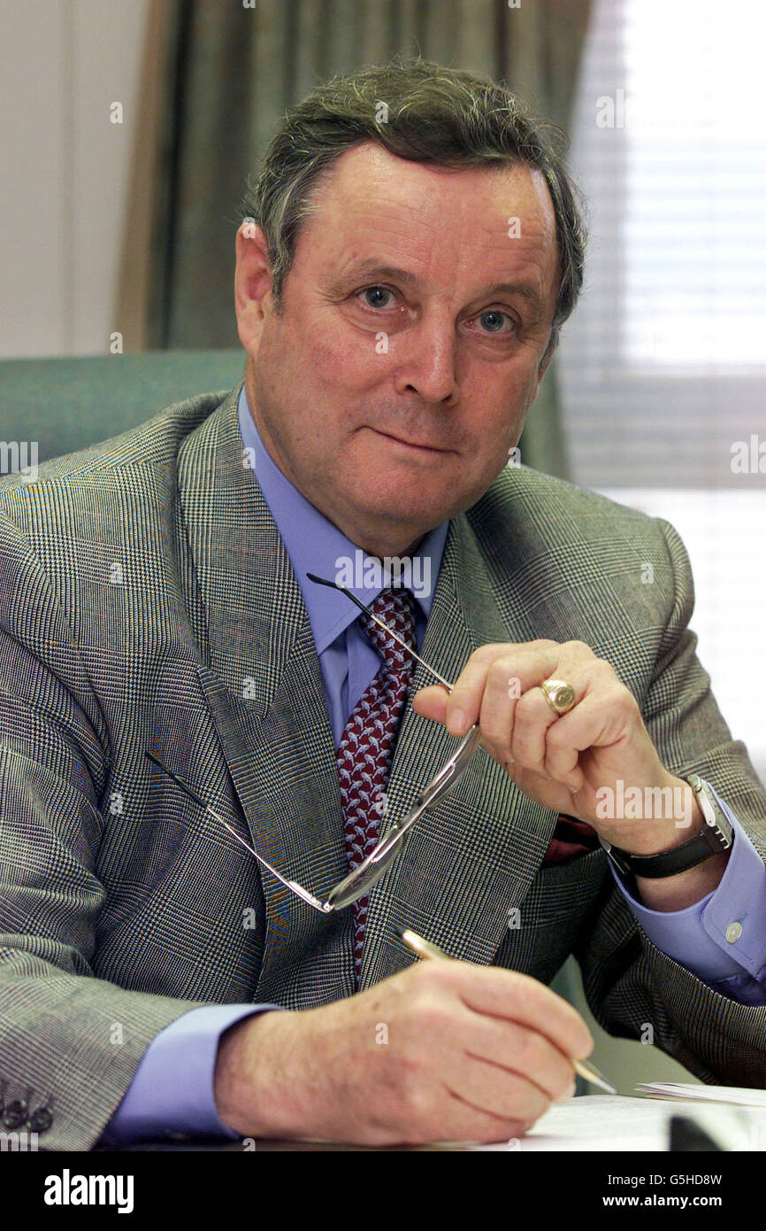 Canadian General de Chastelain, chairman of the international ...