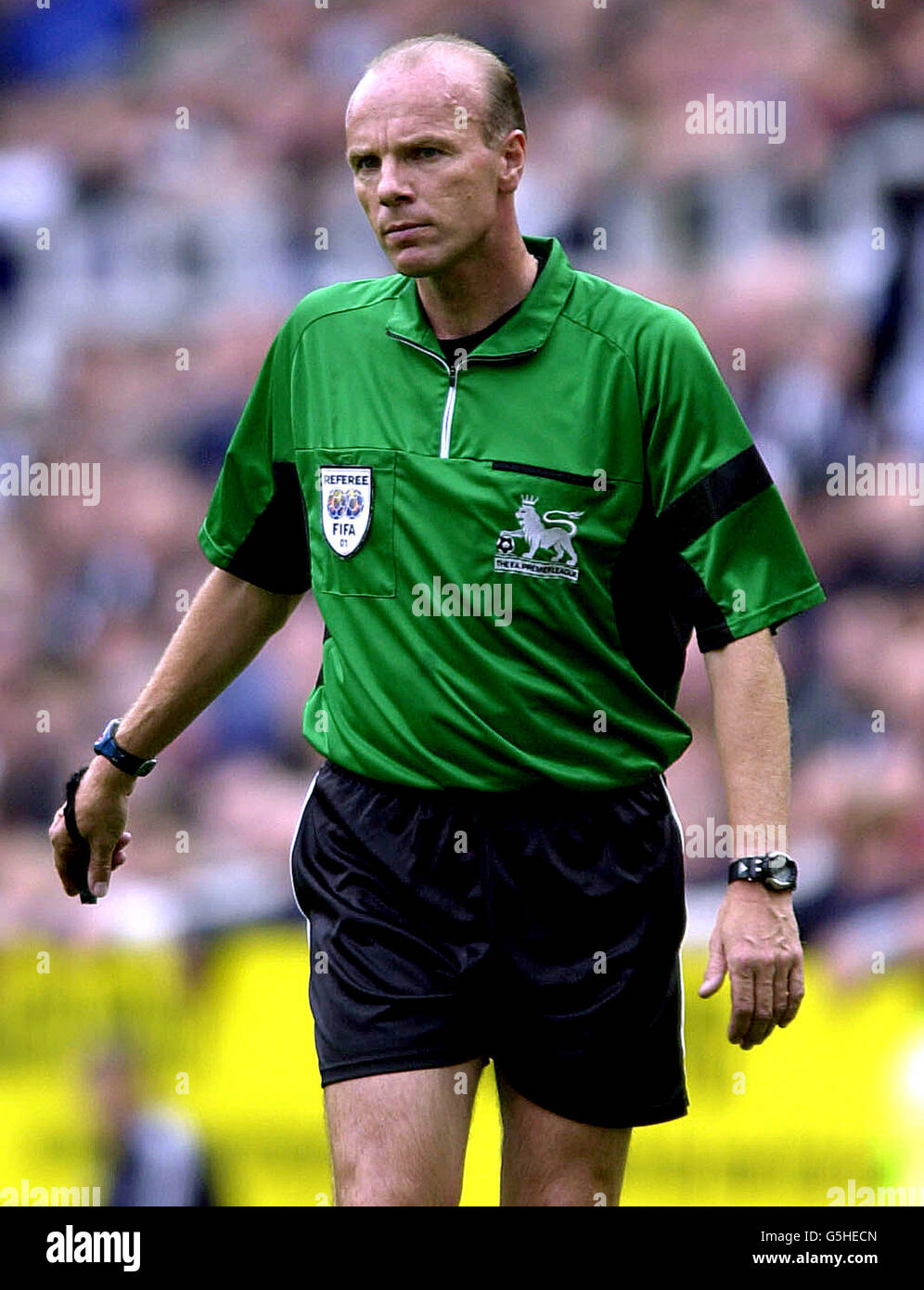 FOOTBALL REFEREE STEVE BENNETT Stock Photo - Alamy