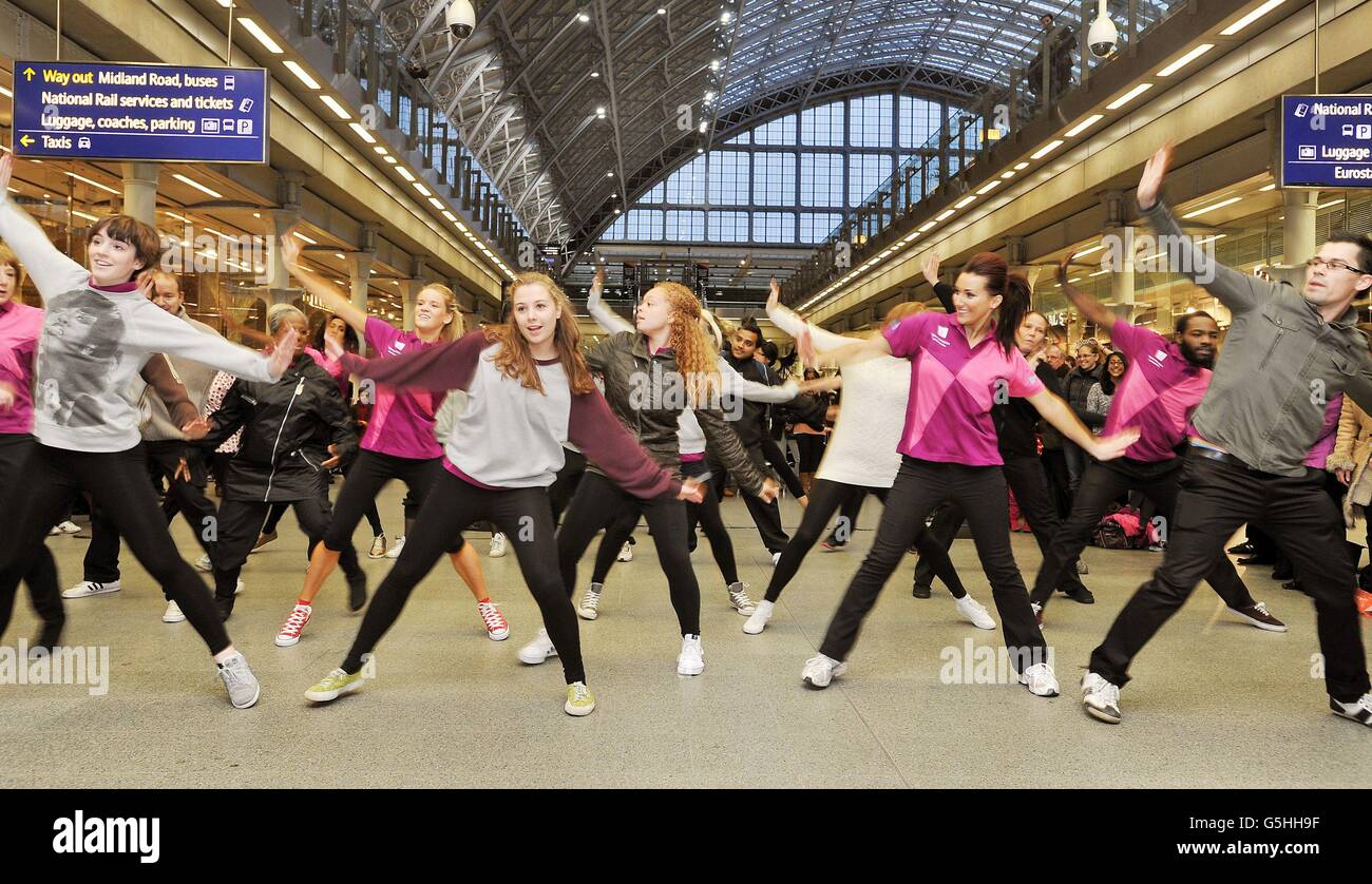 Flash mob train station hi-res stock photography and images - Alamy