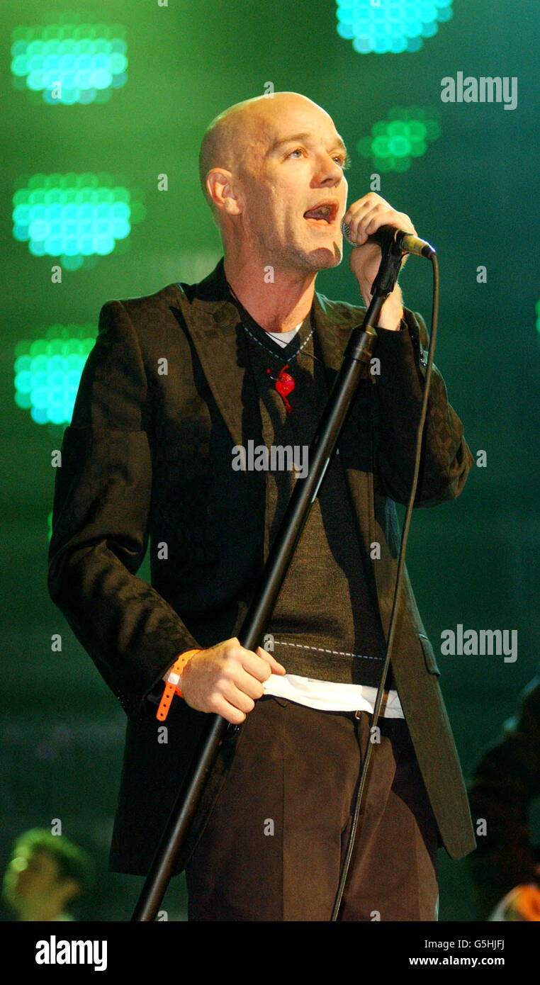 Michael Stipe of REM performs during rehearsals prior to the MTV ...