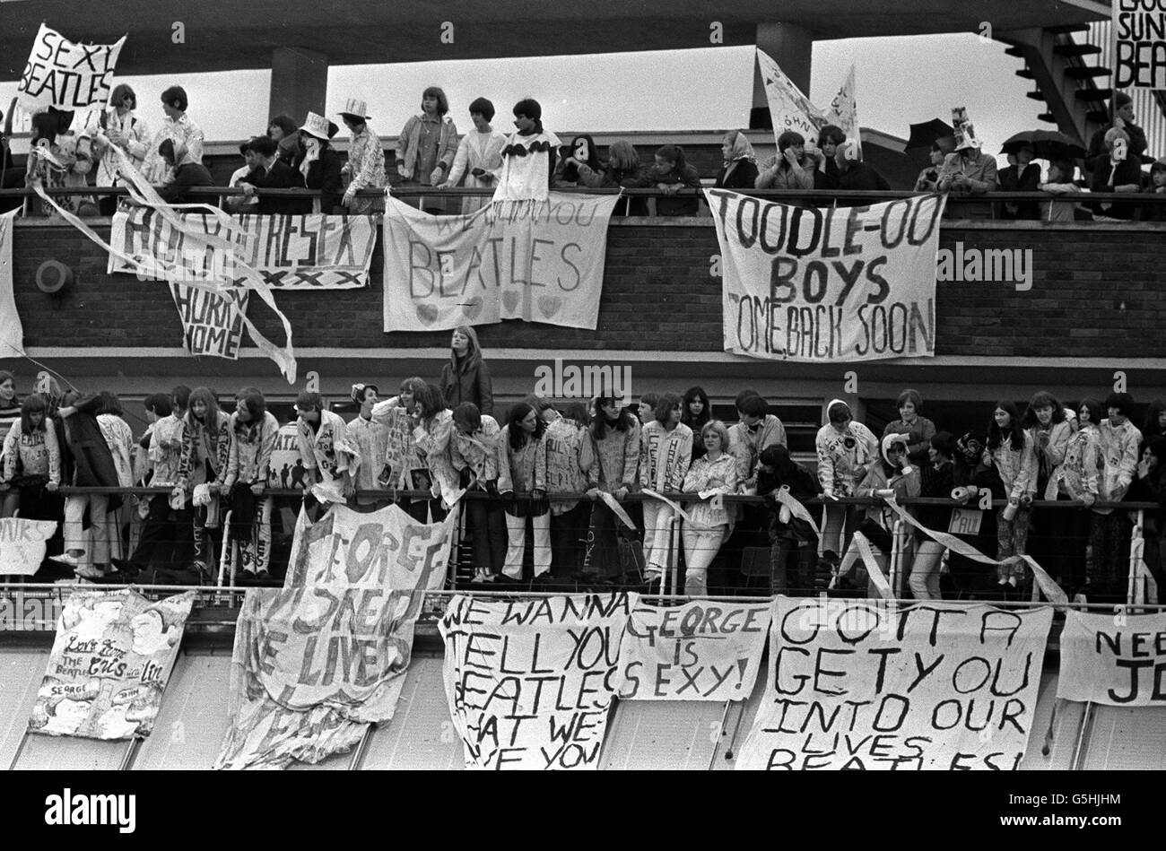 Beatles fans at London Airport Stock Photo - Alamy