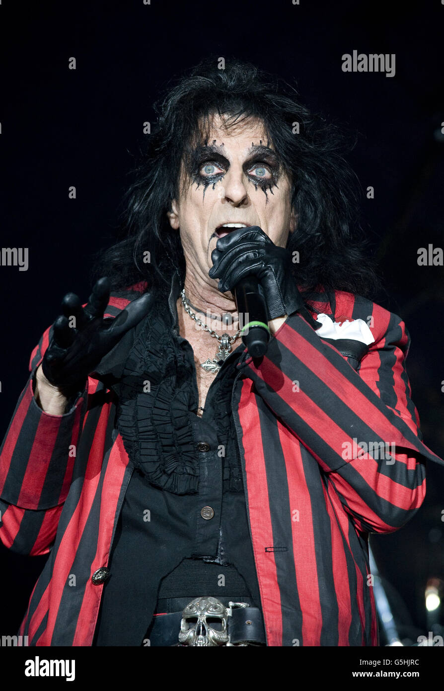 Alice cooper in concert at wembley arena london hi-res stock ...